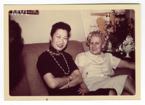 Arminda e Nancy Quan, esposa do Dr. Quan médico de Villa-Lobos. Alrae ...