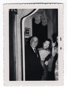 Embaixador Jayme de Barros, em sua residência, e Nancy Quan, esposa do ...